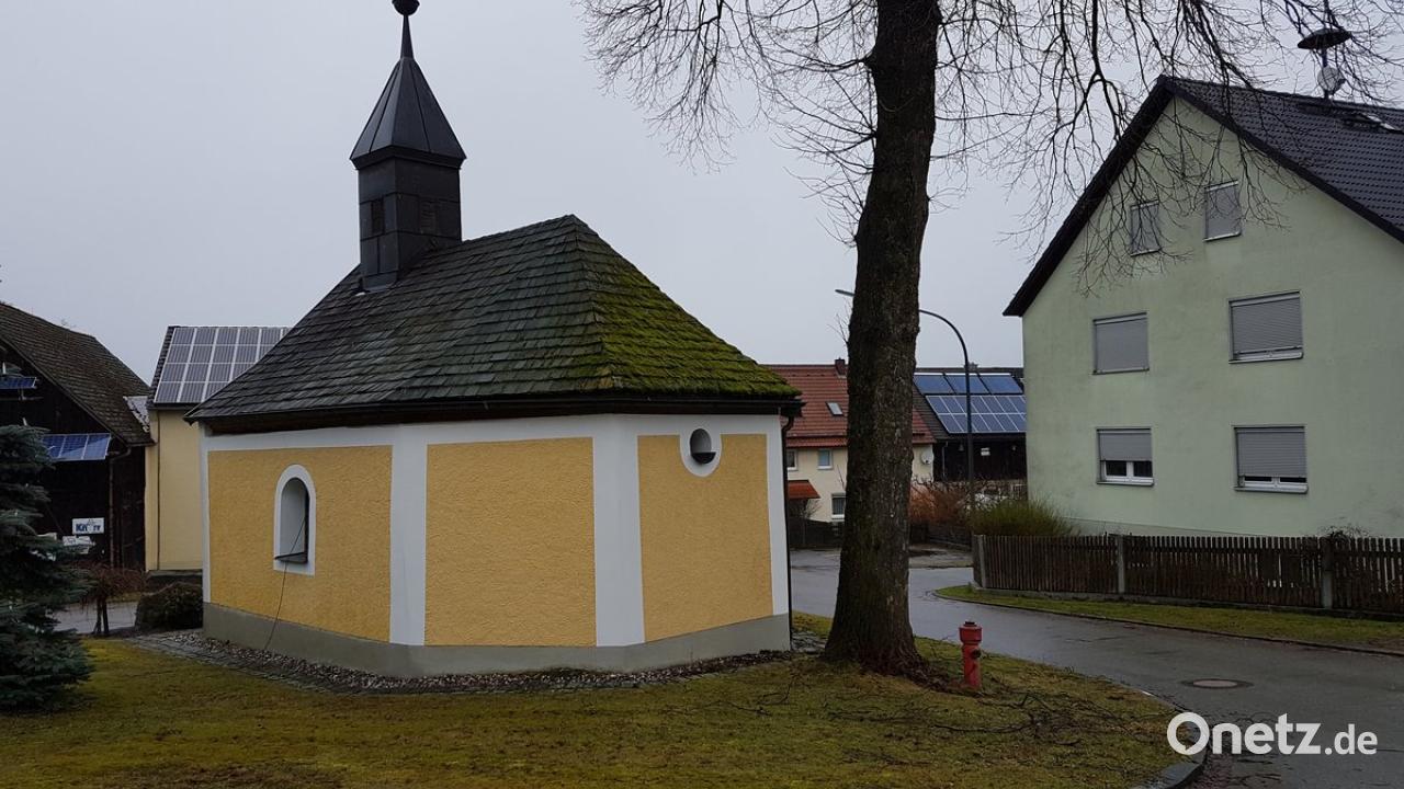 Feuerwehr sorgt sich um Dach der Dorfkapelle Ödpielmannsberg: Moosbefall bereitet Probleme | Onetz