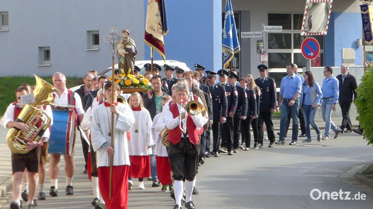 Einzug mit geschmückter Josefsstatue: Patrozinium mit Kirchenzug | Onetz