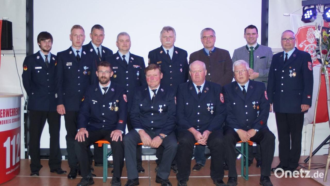 Feuerwehr Weihern zeichnet verdiente Mitglieder aus: Lucky mischt den Ehrenabend auf | Onetz