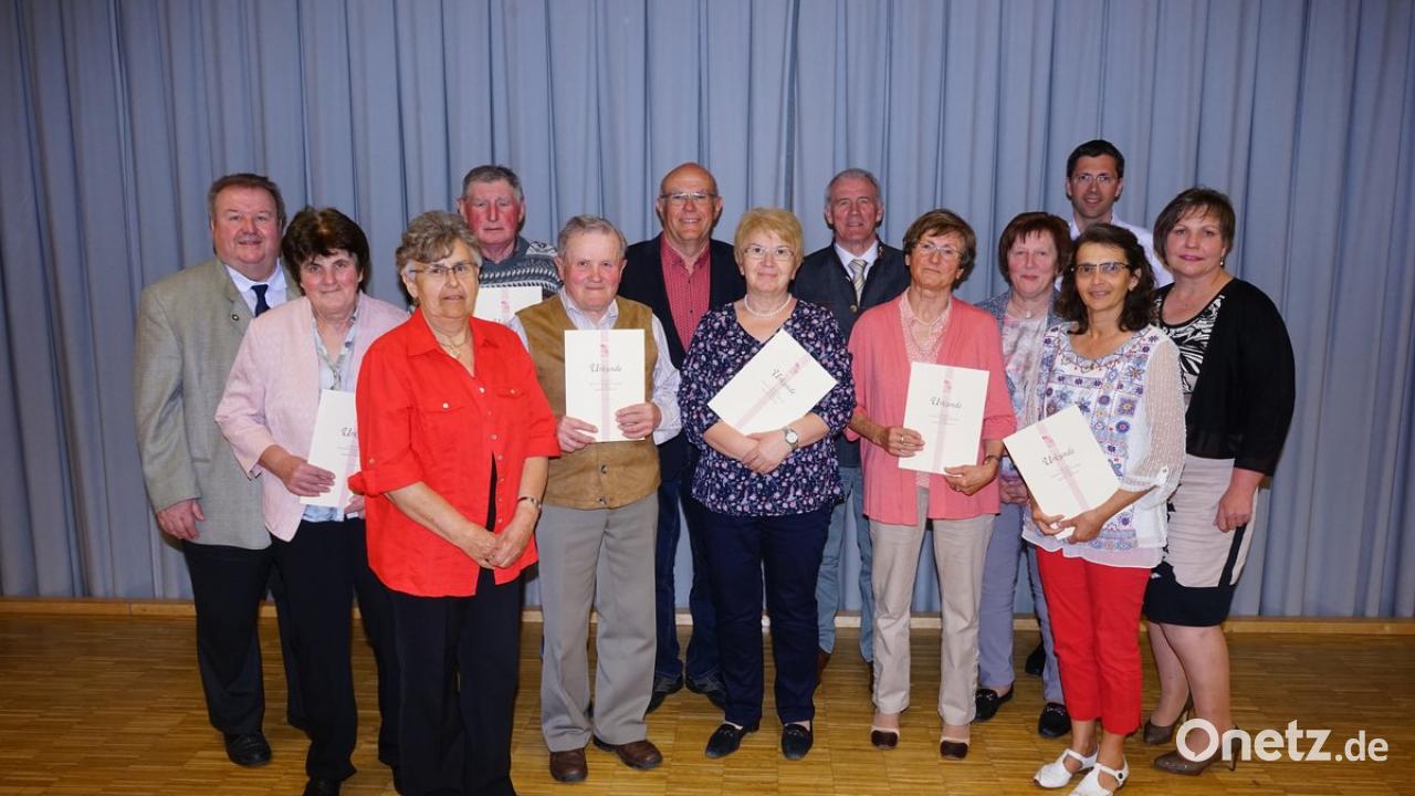 25 und 40 Jahre Treue zum Verband: KAB ehrt langjährige Mitglieder | Onetz
