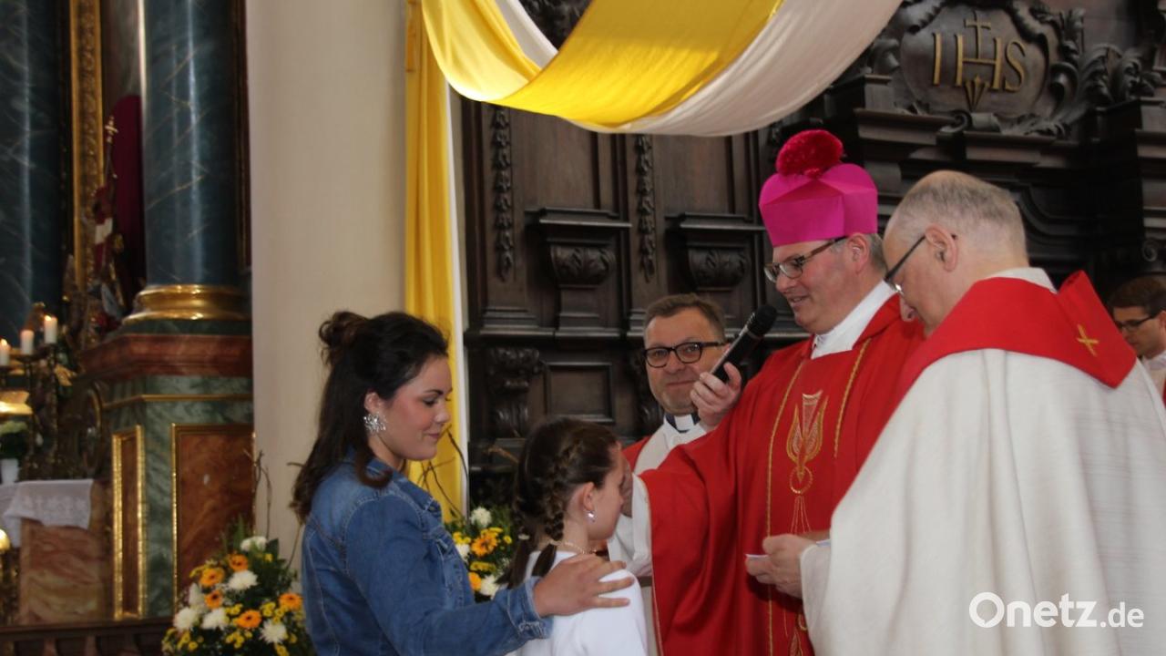 66 junge Christen aus St. Georg und St. Michael empfangen Firmsakrament: Weihbischof Johann ...