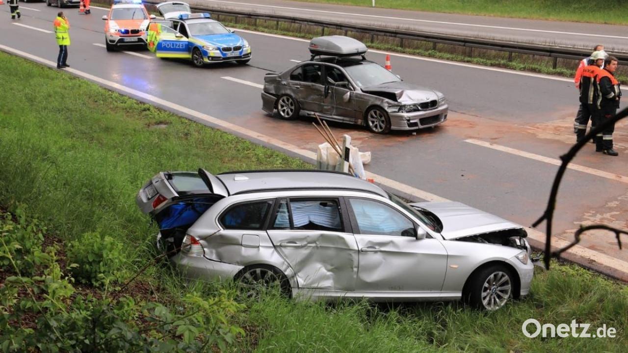 Vier Personen bei Parsberg verletzt - 10 Kilometer langer Stau: Unfall auf A3 bei Hagel und ...