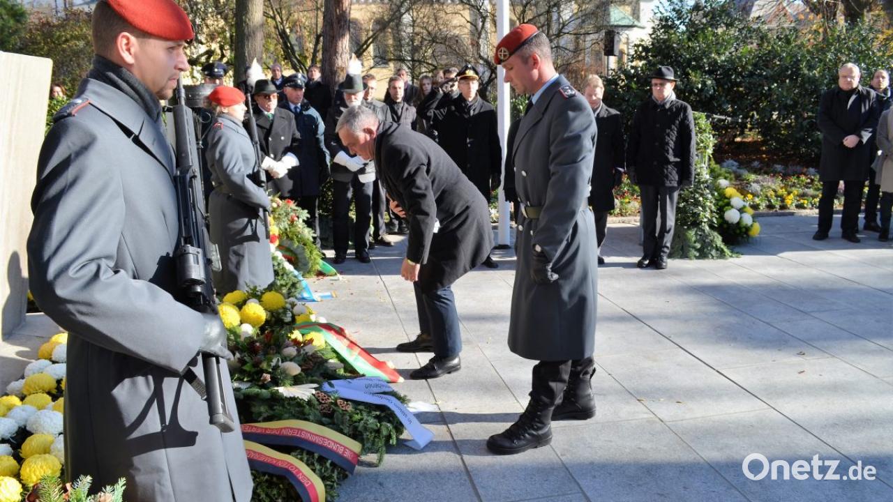 Volkstrauertag: Viele Besucher in Konrad-Adenauer-Anlage | Onetz