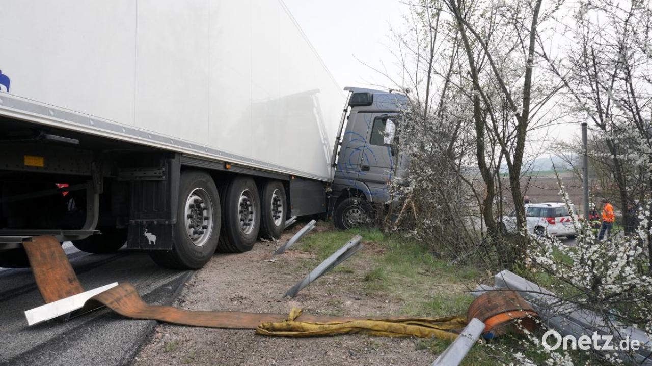 Lastwagen durchbricht Leitplanke | Onetz