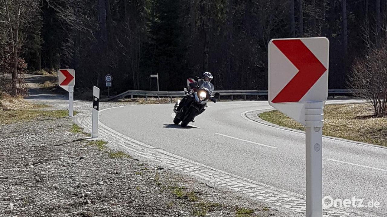 Kunststoff-Verkehrsschilder sollen Motorradfahrer schützen | Onetz