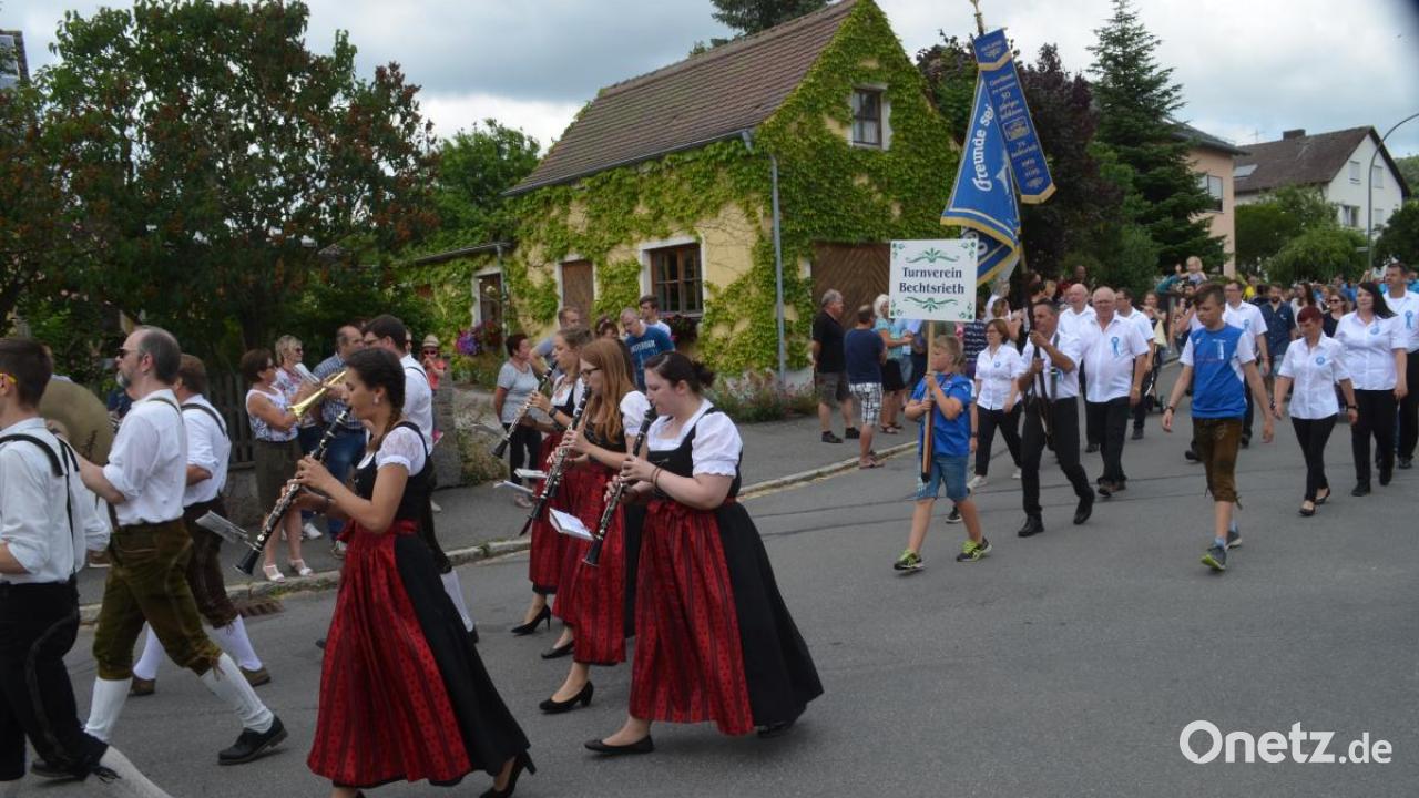 Bunter Festzug durch Bechtsrieth | Onetz
