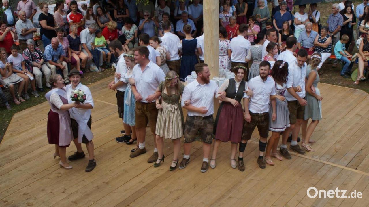 Bei den Weiherner Kirwapaaren sitzt jeder Schritt | Onetz