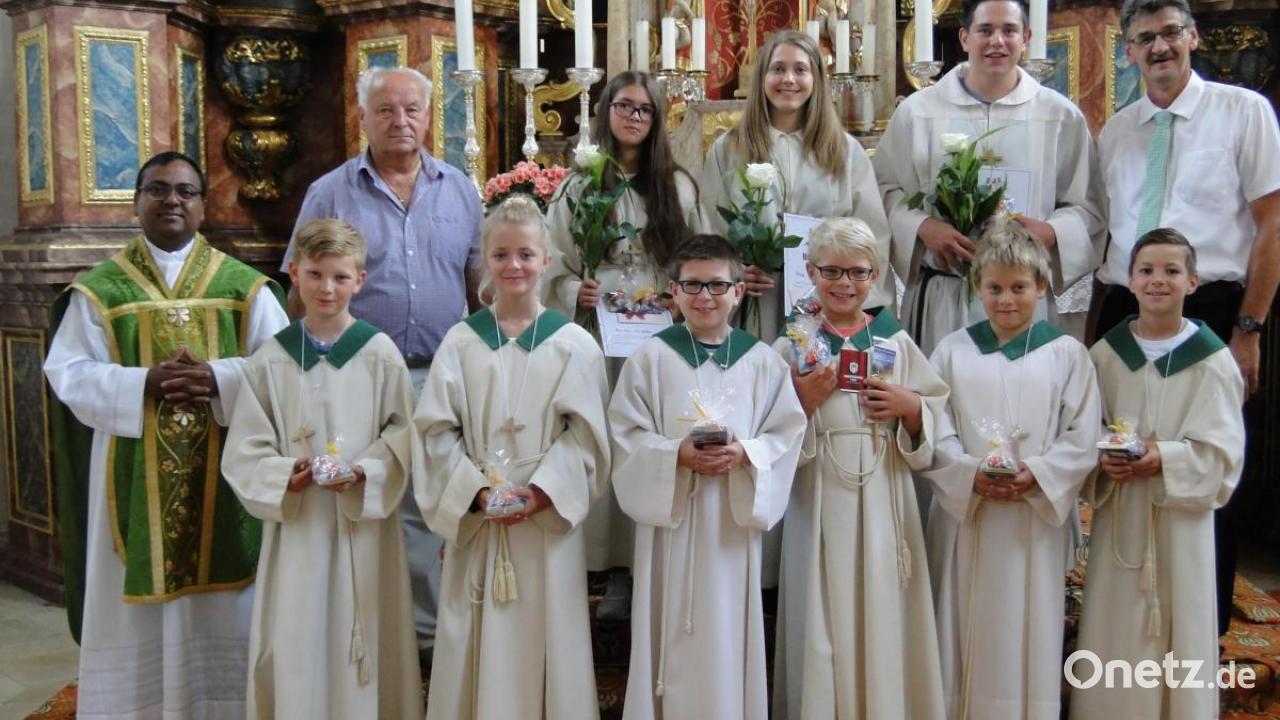 In Pfarrei Schlicht neue Ministranten aufgenommen, langjährige verabschiedet | Onetz