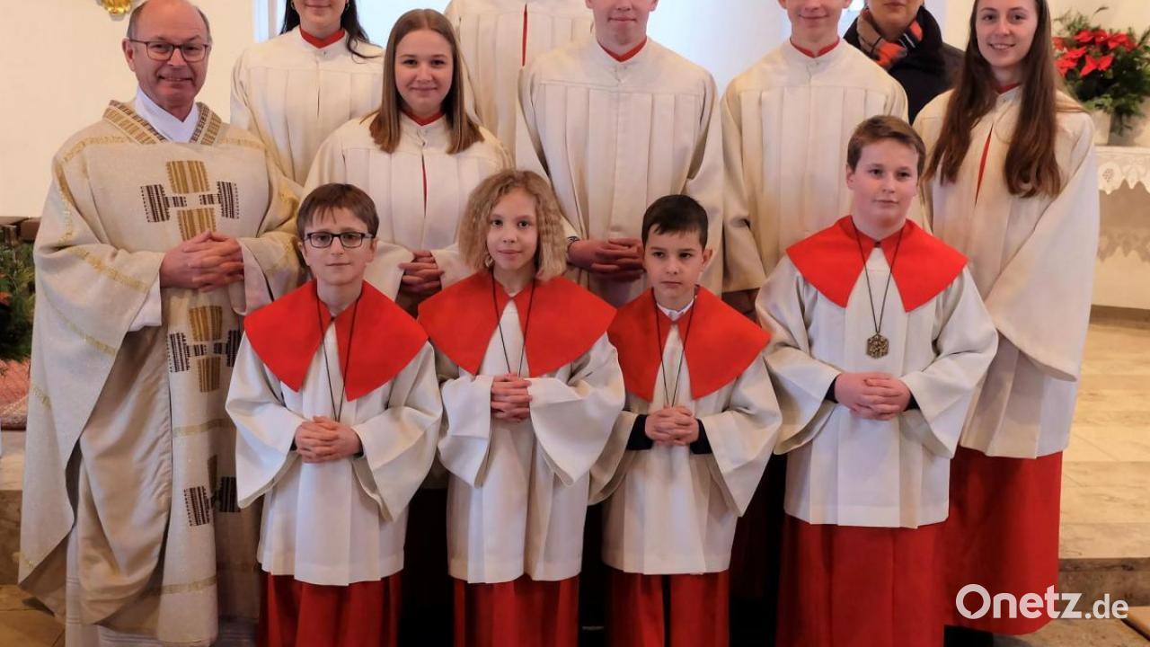 Pfarrer begrüßt und verabschiedet Ministranten | Onetz