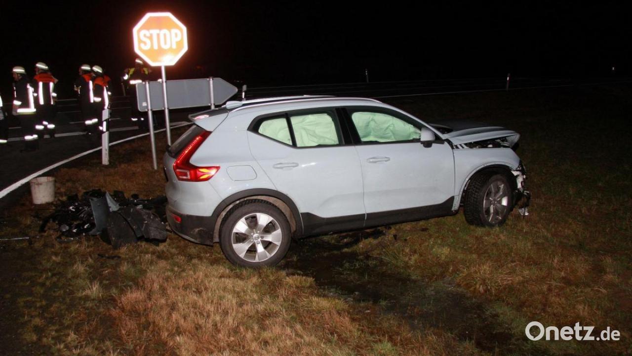 Zwei Leichtverletzte nach Unfall auf B299 | Onetz