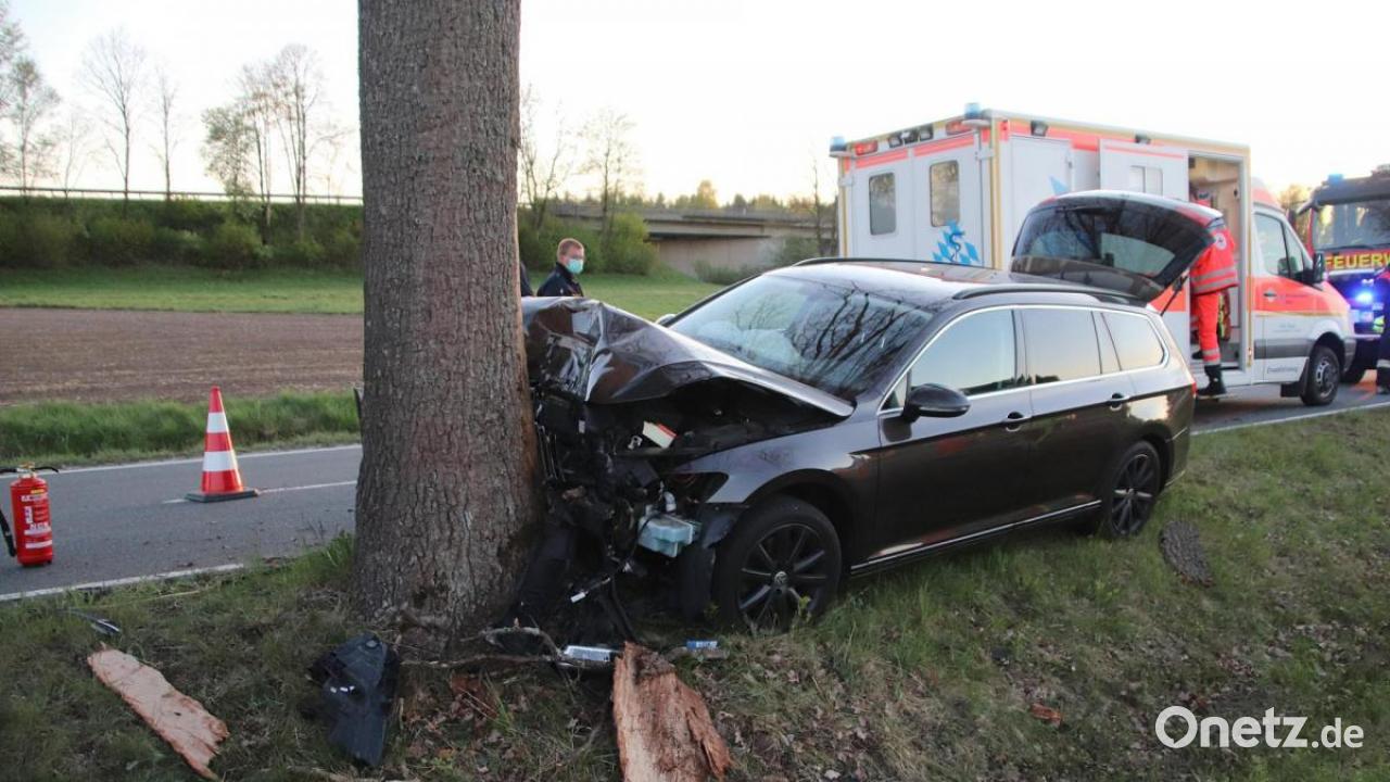 Mit Auto frontal gegen Baum | Onetz