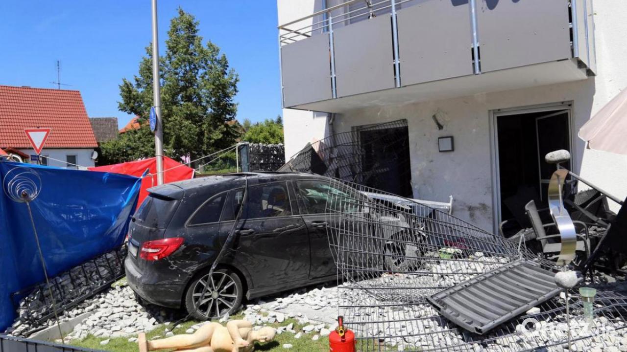 Auto kracht gegen Haus: Ein Toter und zwei Verletzte | Onetz
