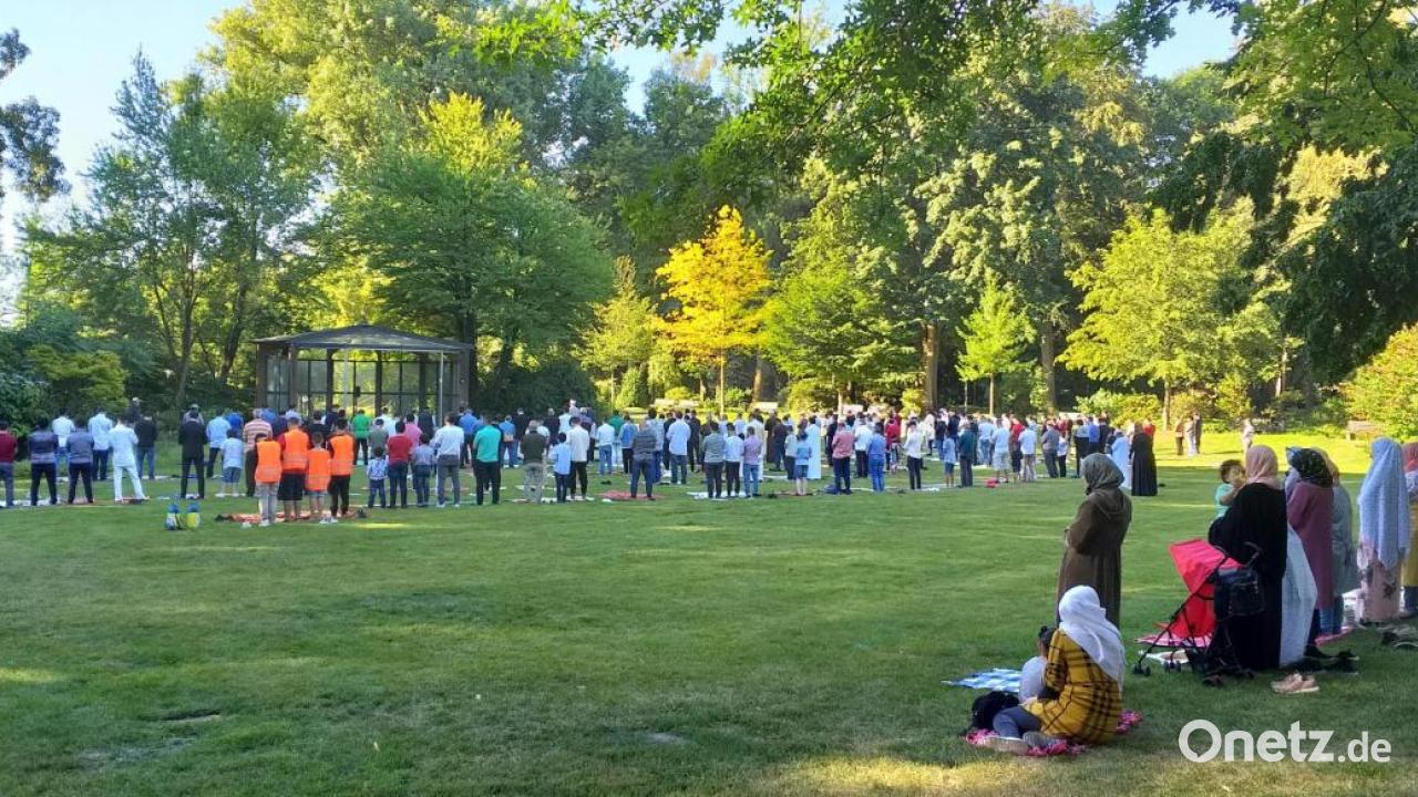 Muslime feiern Opferfest im Park | Onetz