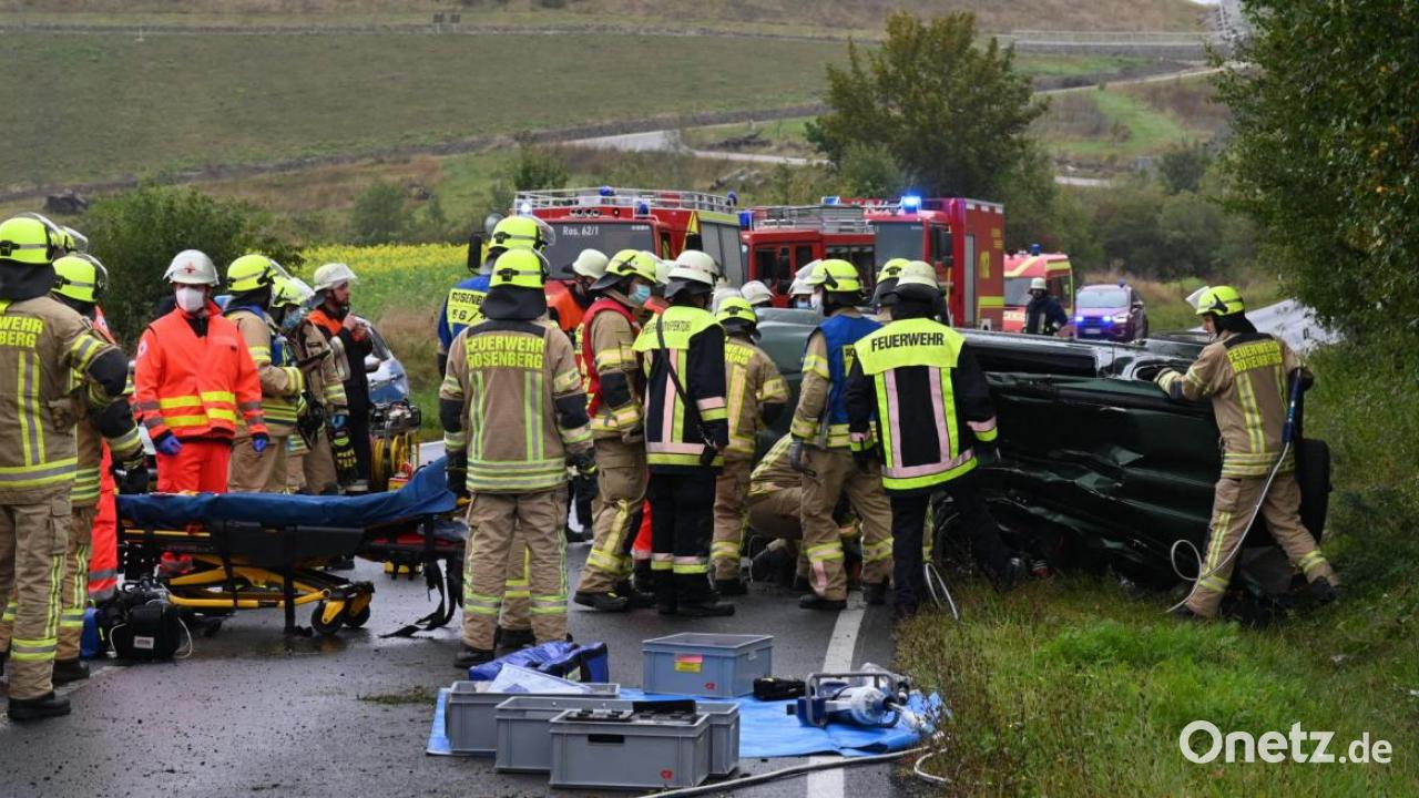 Unfall auf Europastraße: Feuerwehr muss Dach abtrennen | Onetz