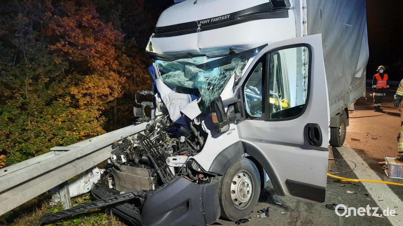 Kleinlaster rammt Sattelzug auf der A6 bei Ursensollen: Ein Fahrer schwer verletzt | Onetz
