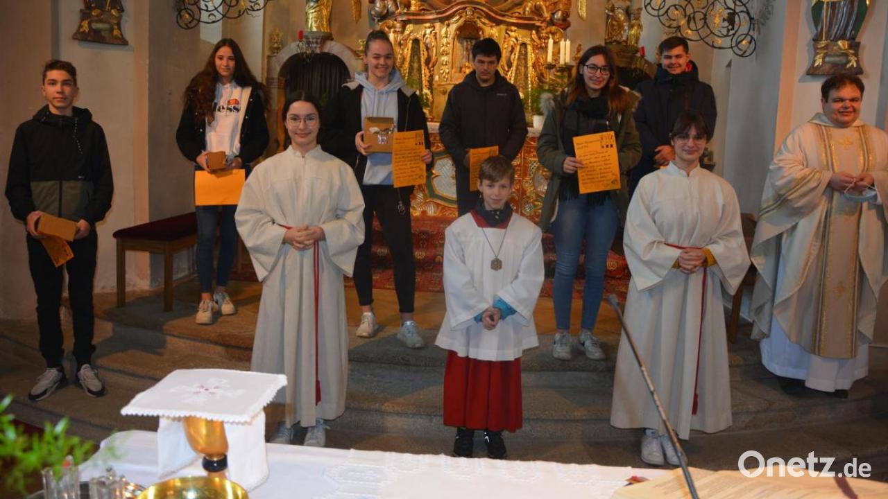 Pfarrei Leonberg verabschiedet sechs Ministranten und begrüßt einen Neuling | Onetz