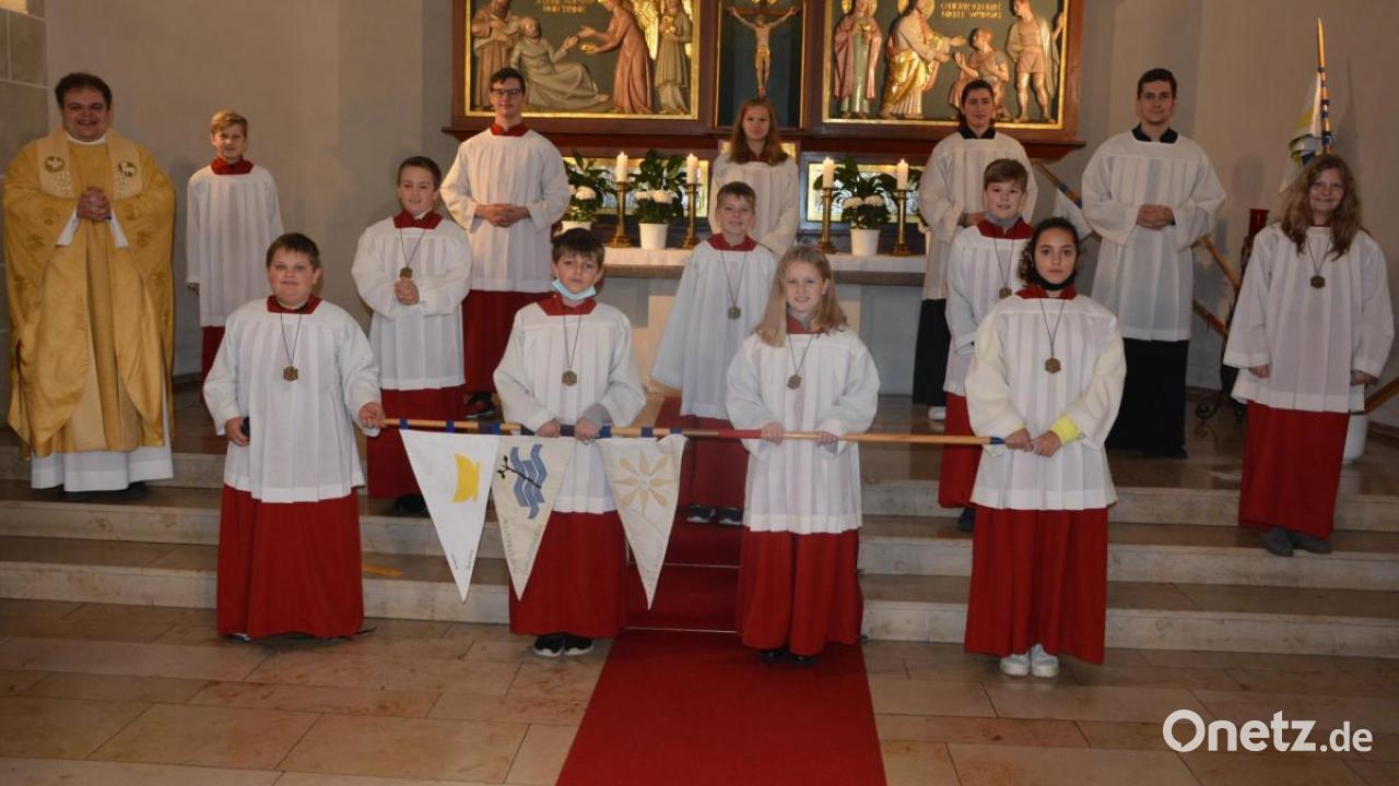 Acht neue Ministranten für die Pfarrei St. Jakob Mitterteich | Onetz