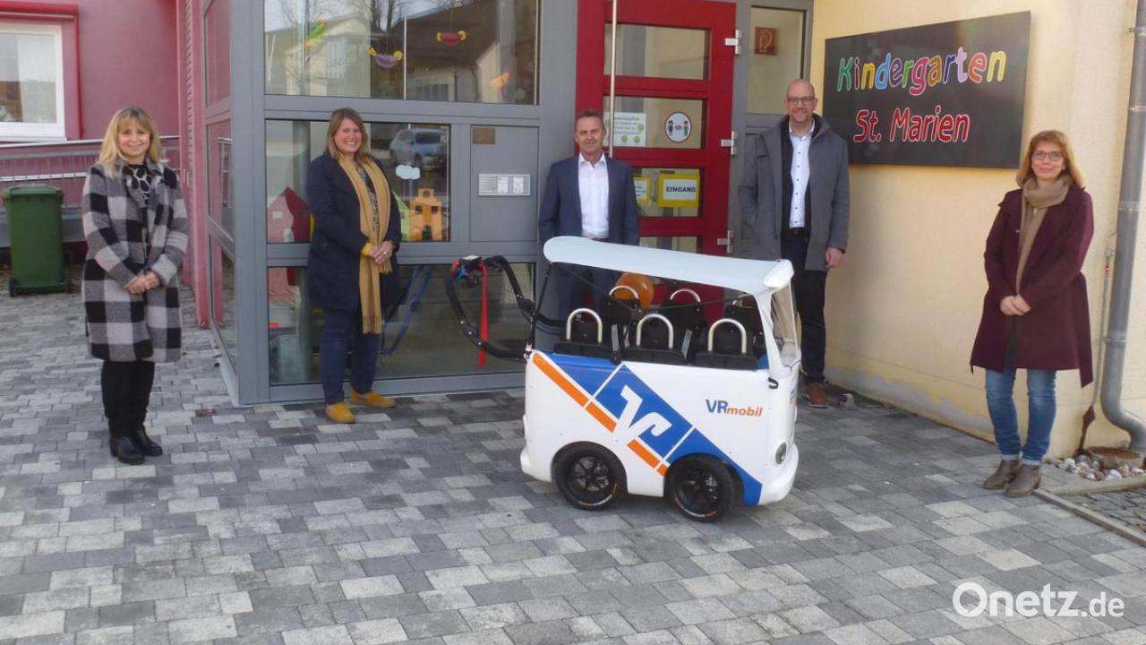 Raiffeisenbank Auerbach-Freihung spendet Kinderbus für Freihunger Kindergarten | Onetz
