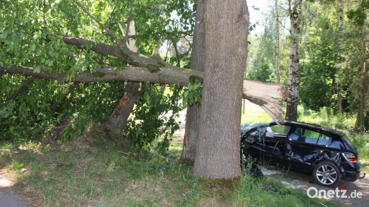 Unfall auf der B22: Fahrer kracht mit Auto gegen Baum | Onetz