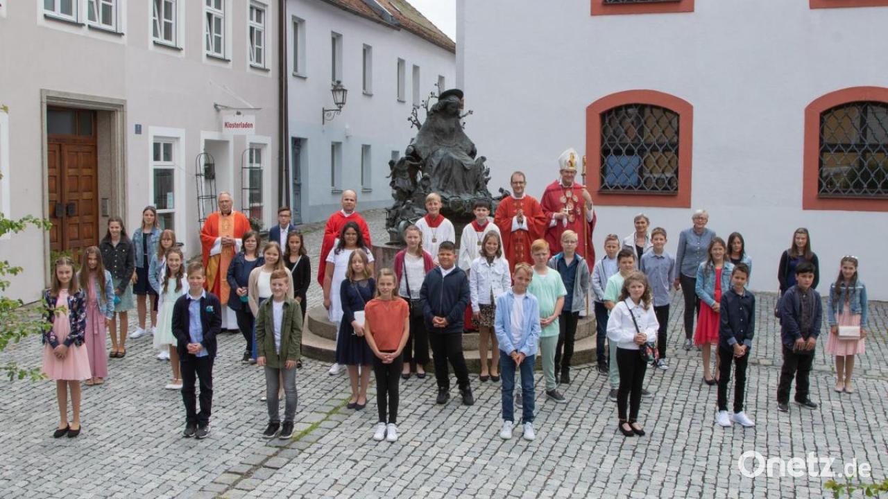 61 junge Christen empfangen Sakrament der Firmung in Tirschenreuth | Onetz