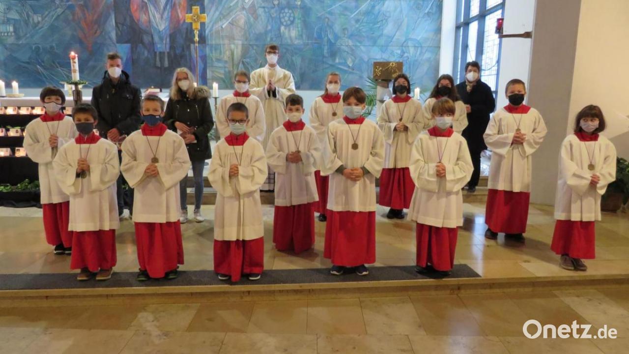 Acht neue Messdiener für den Dienst am Altar | Onetz