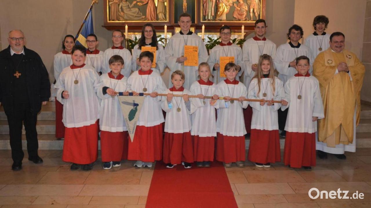 Plakette für acht neue Ministranten in der Stadtpfarrkirche Mitterteich | Onetz