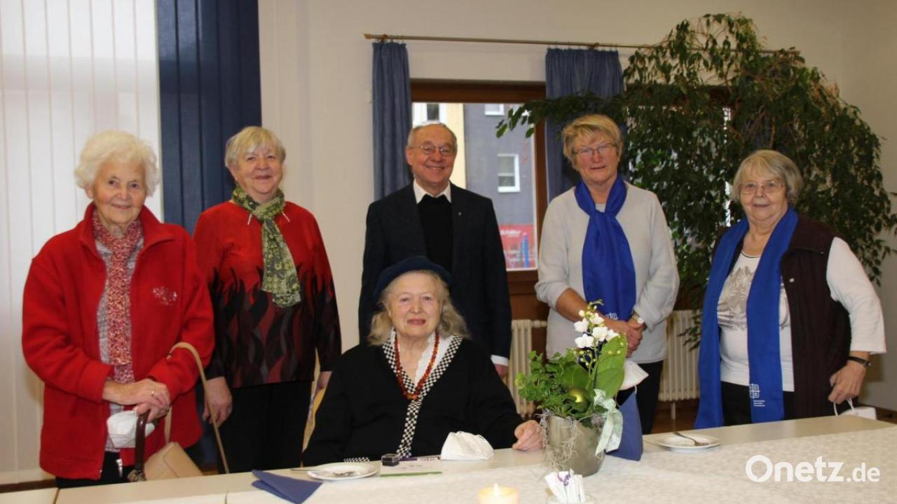 Frauenbund Hl. Dreifaltigkeit ehrt langjährige Mitglieder | Onetz