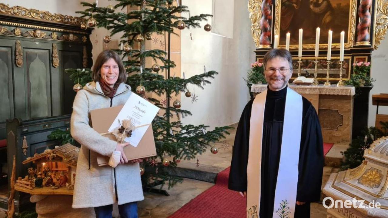 Ulrike Wiesner für 25 Jahre Orgelspiel in der evangelischen Kirche Mantel geehrt | Onetz