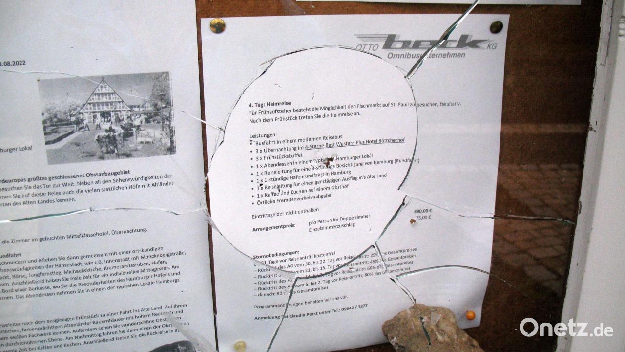 Stein fliegt in Schaukasten der KAB-Immenreuth | Onetz