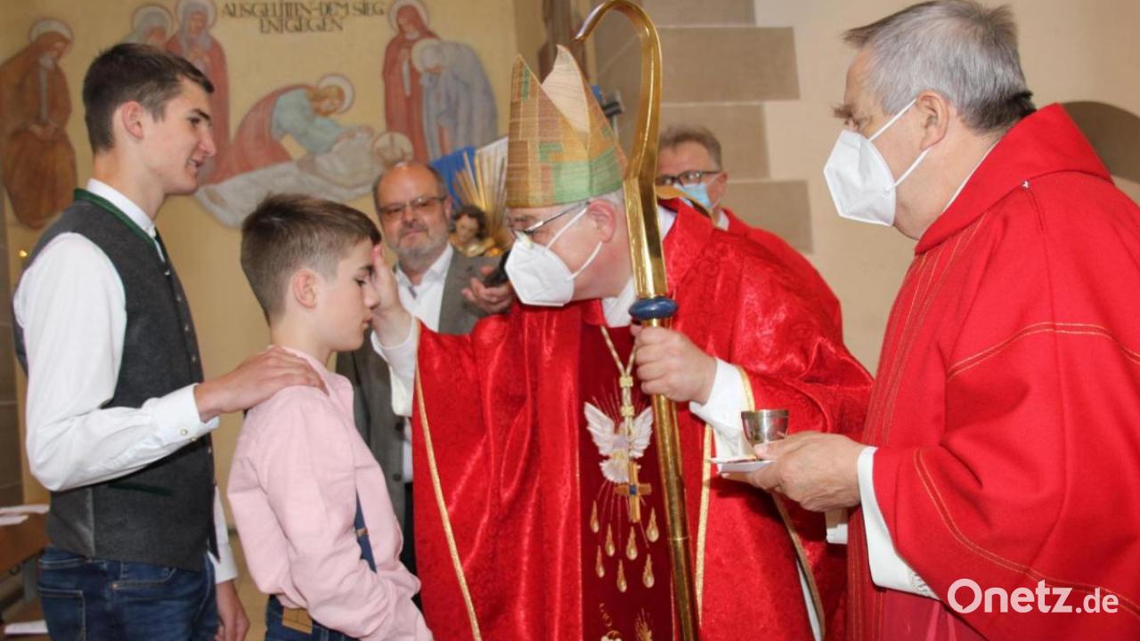 50 junge Christen empfangen in Hl. Dreifaltigkeit ihre Firmung | Onetz
