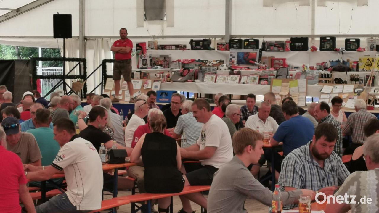 Doris Neumann gewinnt Preisschafkopf des Bayernfanclubs Eslarn | Onetz