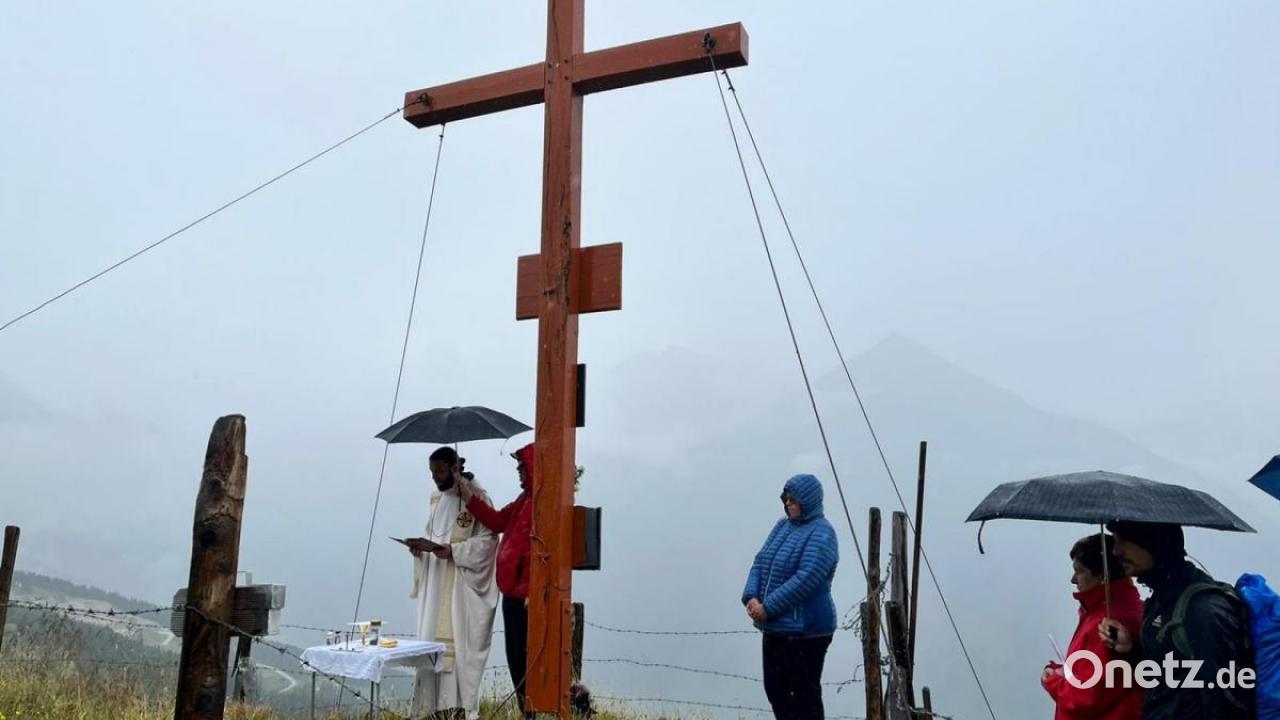 SKK Gunzendorf schaut bei ihrem Gipfelkreuz in Österreich nach dem ...