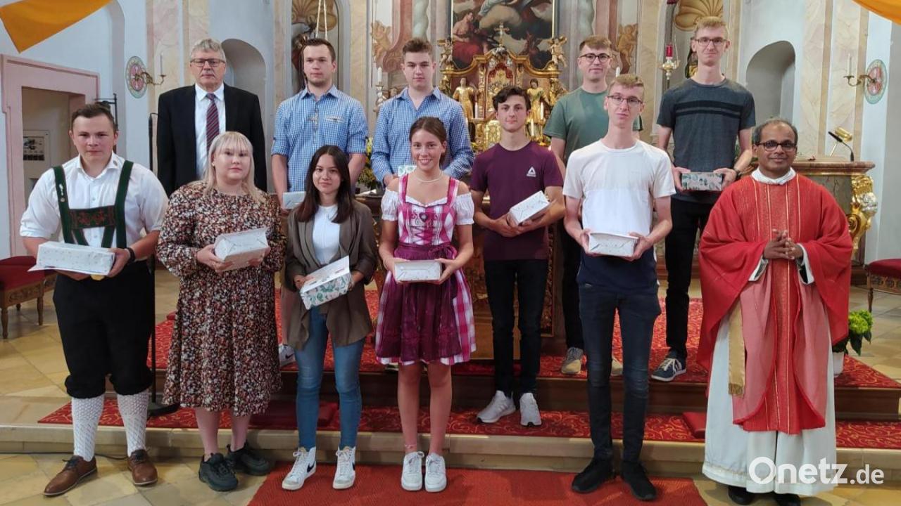 Pfarrei Bad Neualbenreuth-Ottengrün würdigt ausgeschiedene langjährige Ministranten | Onetz