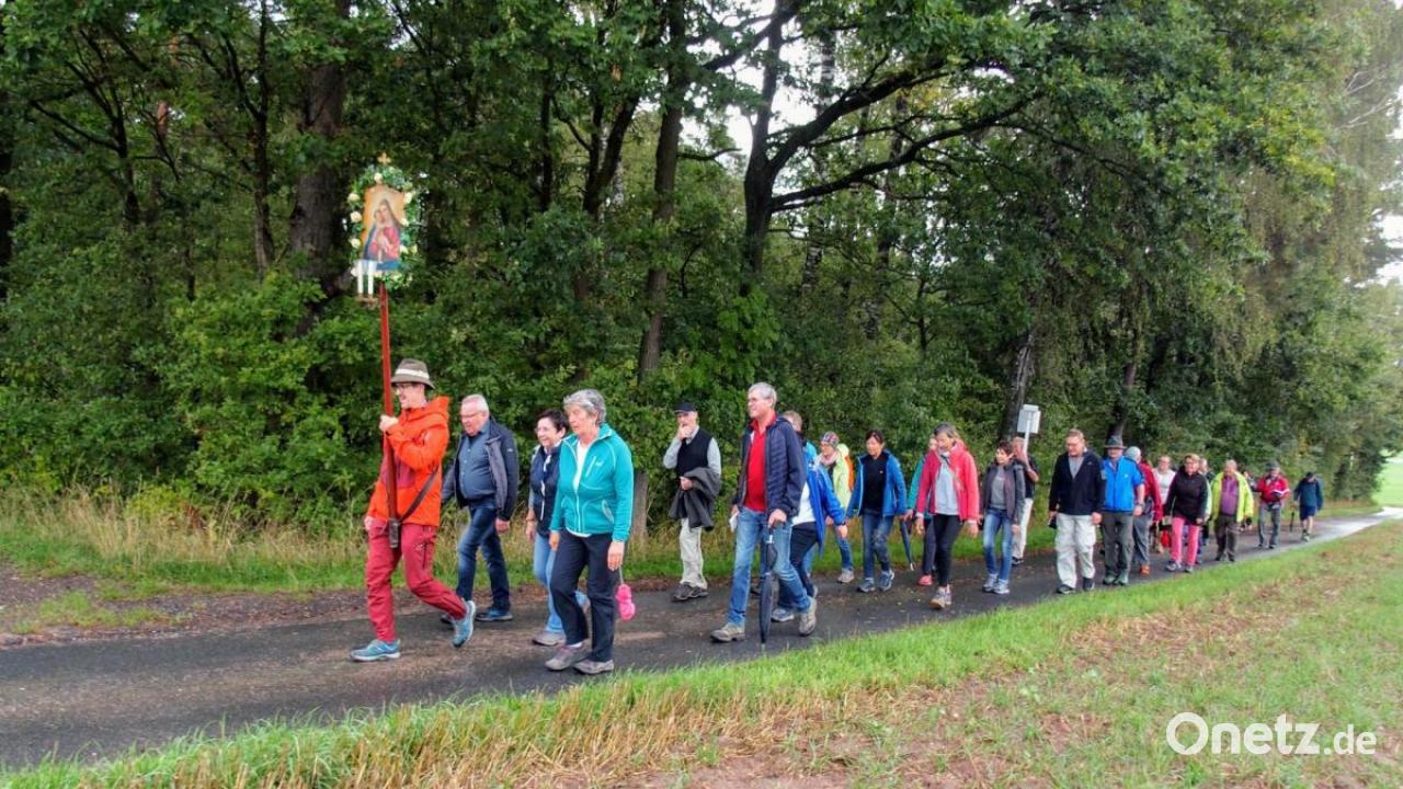 Hirschauer und Ehenfelder ziehen betend und singend dem Mausberg entgegen | Onetz