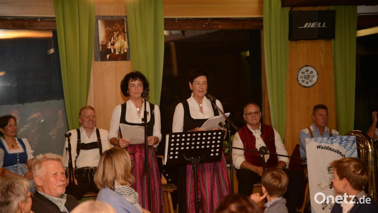 Volles Haus beim Bühnenjubiläum der Zupfer-Moidln | Onetz