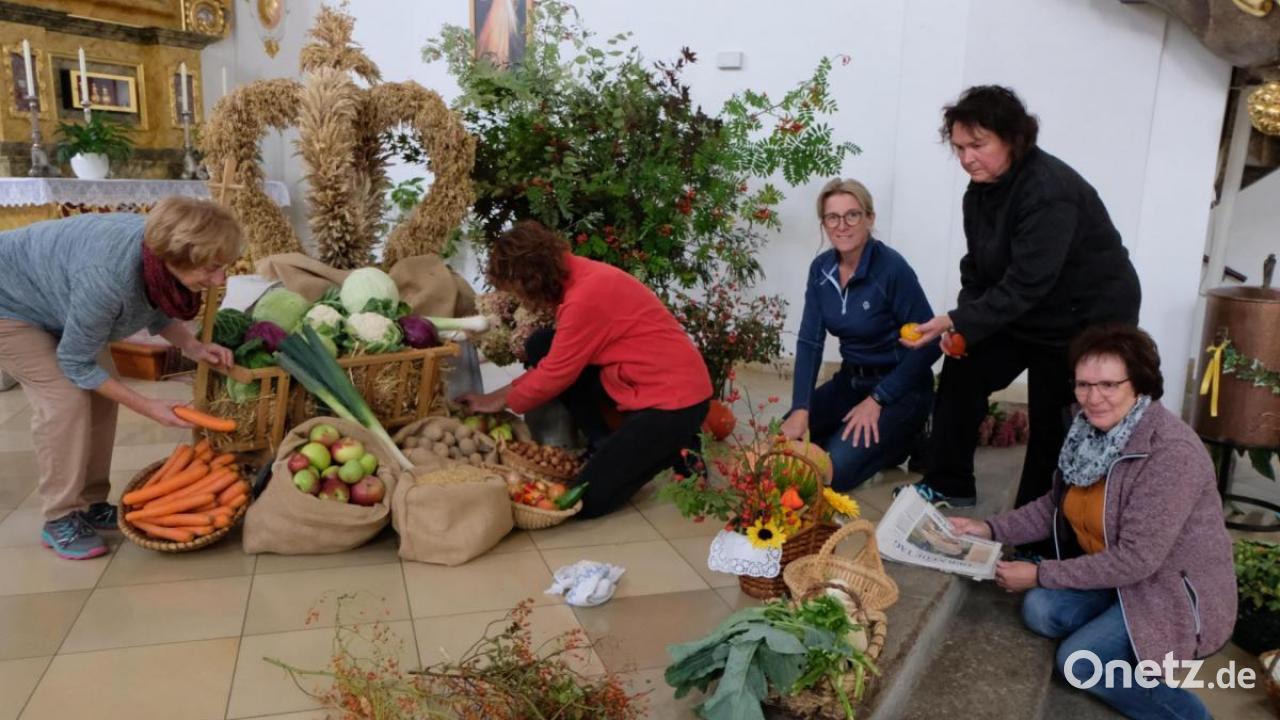 Helfende Hände für den Erntedankaltar in Floß | Onetz