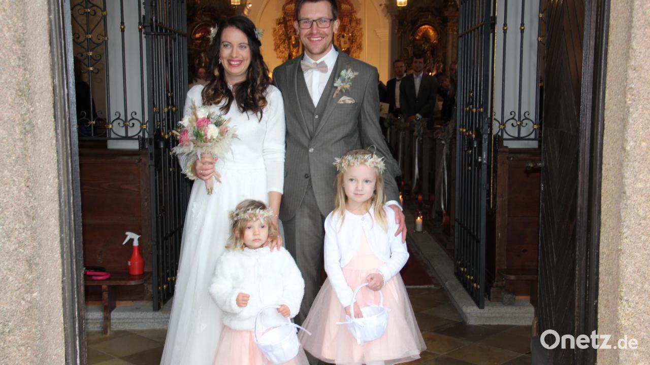 Carina Stock und Tobias Wickl geben sich vor Gott das Jawort | Onetz