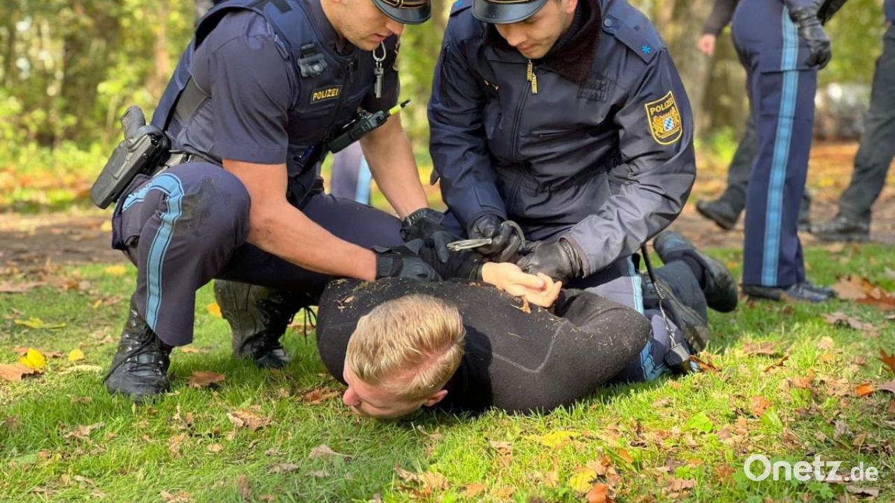 Polizeischüler trainieren im Schlosspark Schwarzenfeld | Onetz