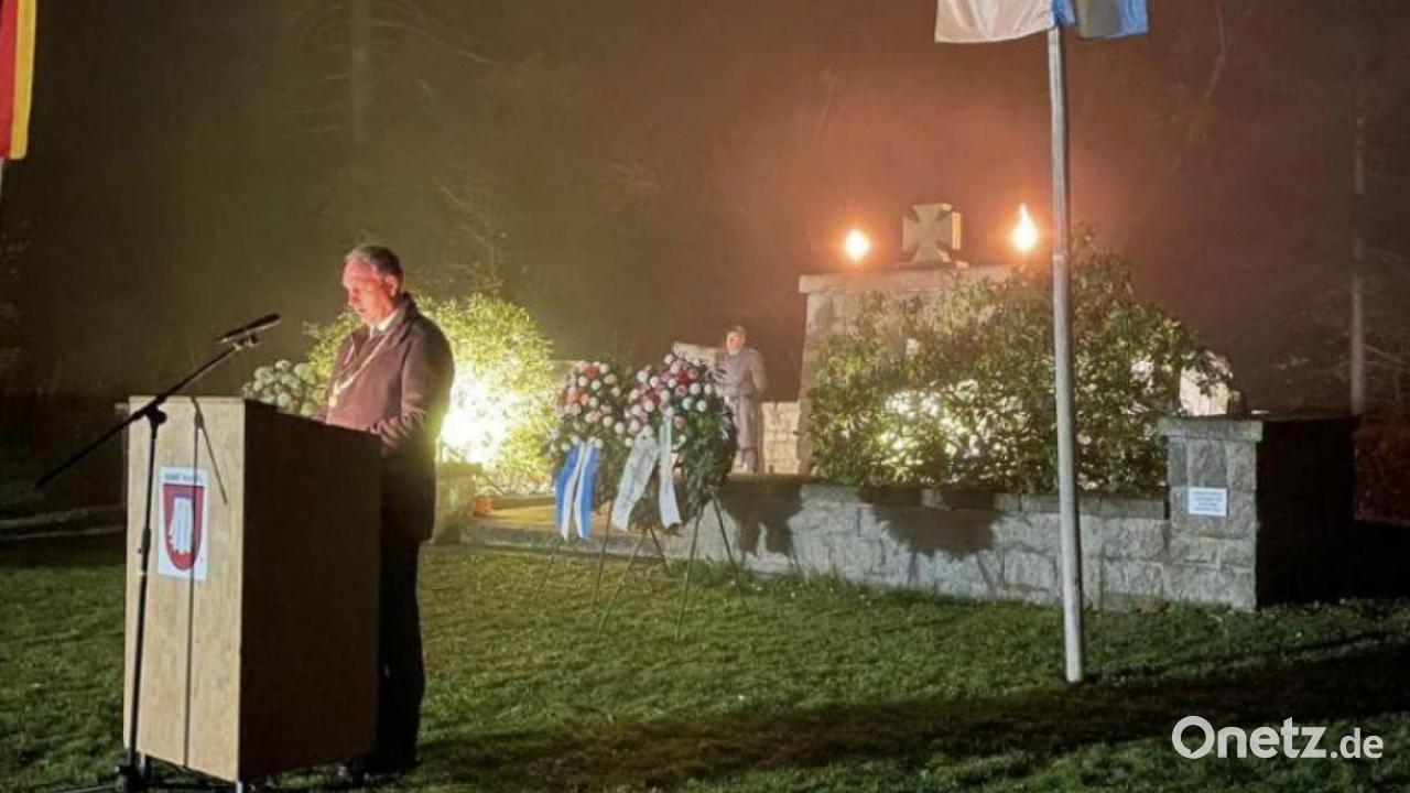 Manteler gedenken zum Volkstrauertag an Opfer | Onetz