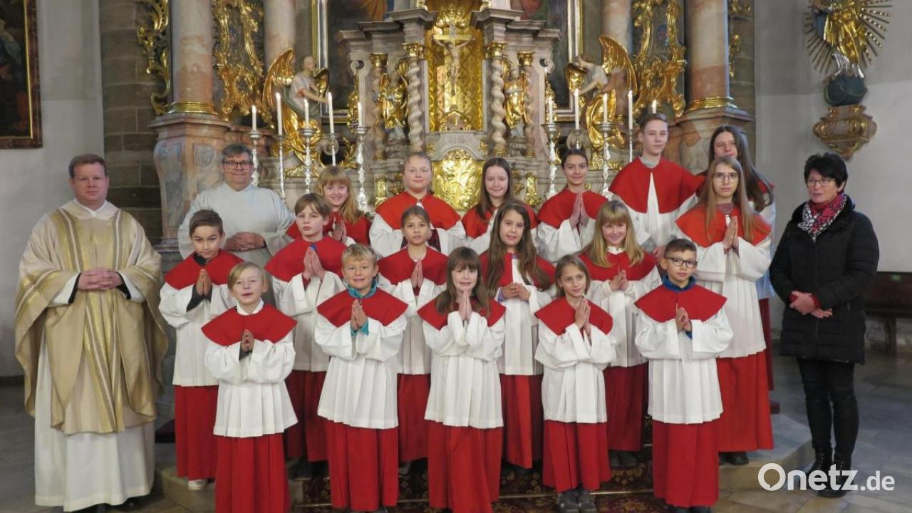 Elf neue "Minis" am Altar der Kemnather Stadtpfarrkirche | Onetz