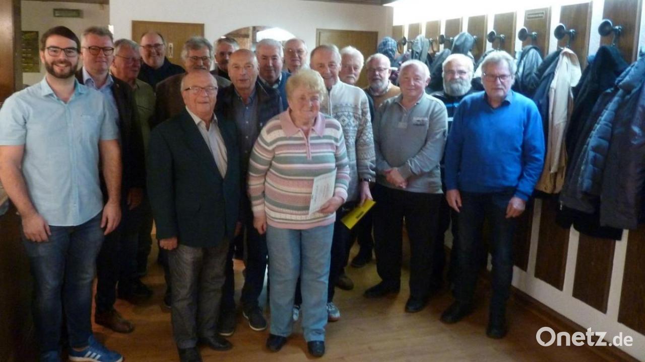 Briefmarkenfreunde zeichnen langjährige Mitglieder aus | Onetz