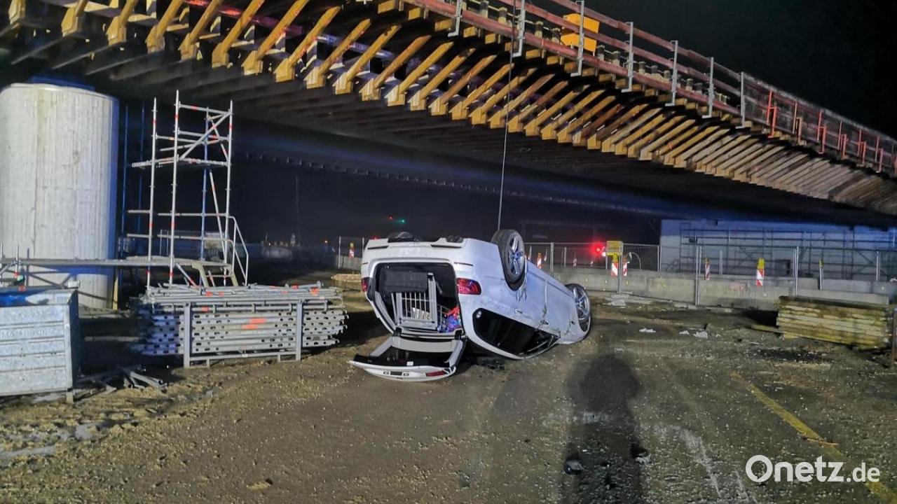 Auto prallt bei Wenzenbach gegen Betonabsperrung und überschlägt sich | Onetz