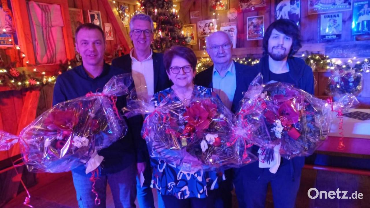 Waldershofer Familienunternehmen Schraml Metallverarbeitung dankt treuen Mitarbeitern | Onetz