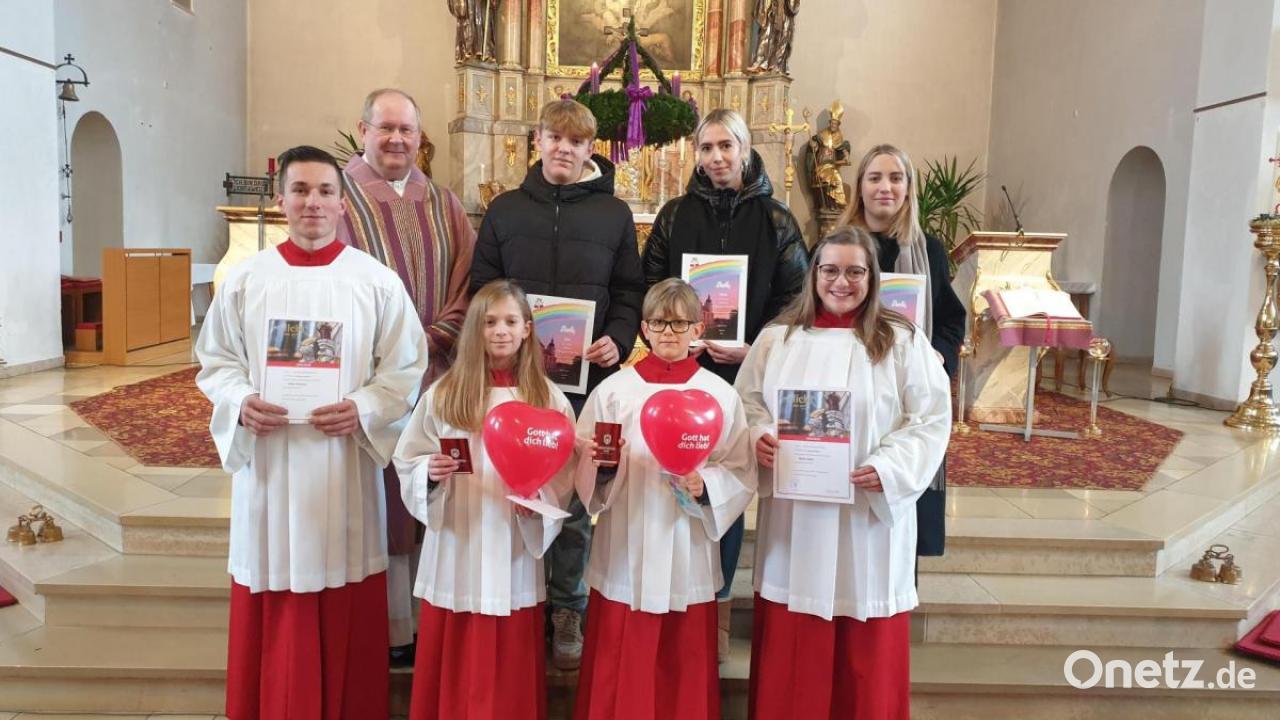 Langjährige Ministranten der Wiesauer Pfarrei St. Michael geehrt | Onetz