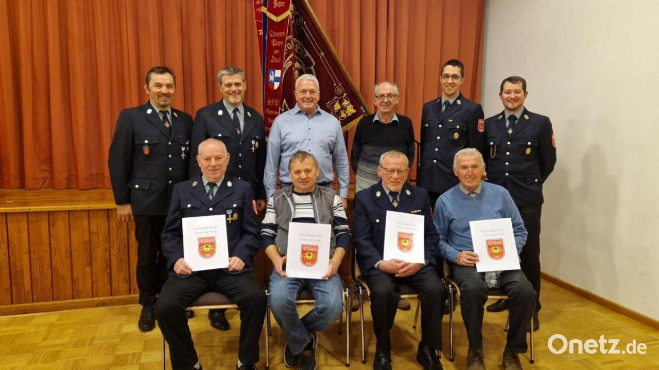 Feuerwehr Pirk ehrt treue Mitglieder | Onetz