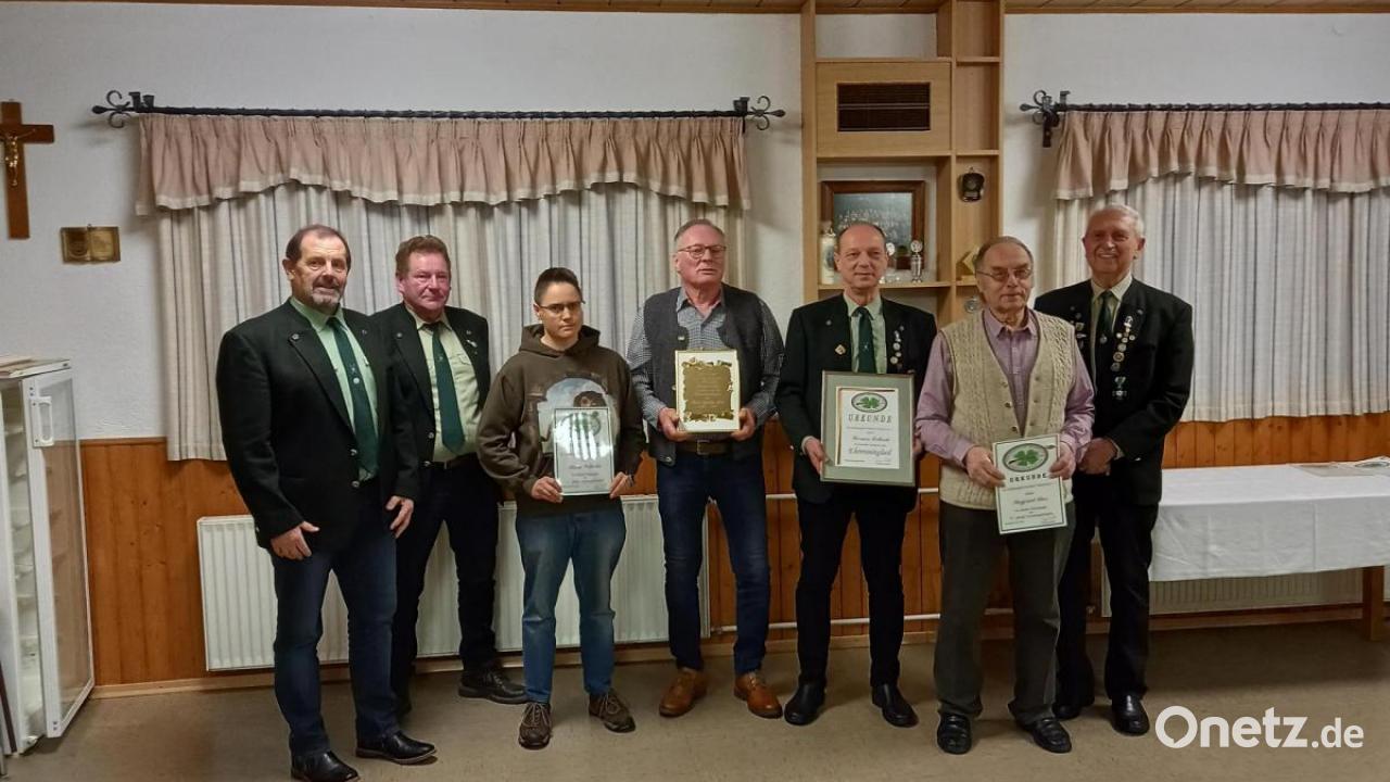 Uli Götz an der Spitze der "Kleeblatt"-Schützen Frotzersricht | Onetz