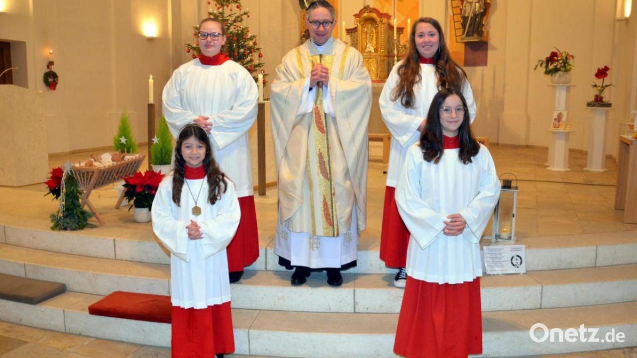 Vier junge Damen treten Dienst als Ministrantinnen in Waidhaus an | Onetz