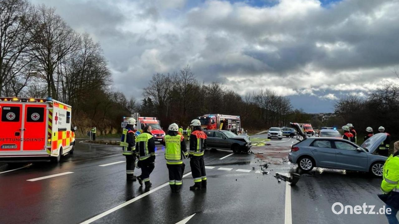 Vollsperrung der Bundesstraße 85 bei Auerbach nach Unfall | Onetz