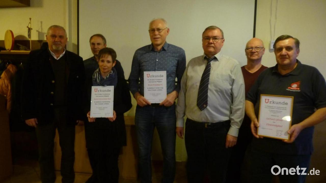 FC-Bayern-Fanclub Weiherhammer ehrt treue Mitglieder | Onetz