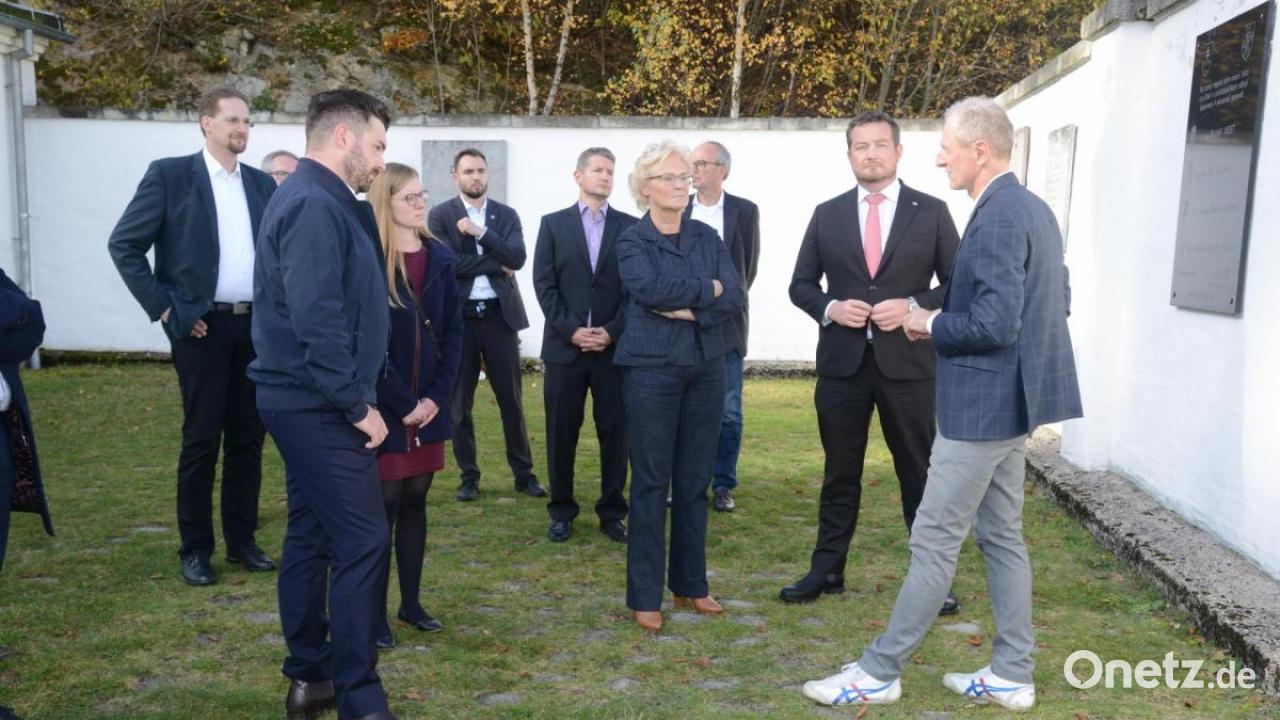 Bundesverteidigungsministerin besucht KZ-Gedenkstätte Flossenbürg | Onetz
